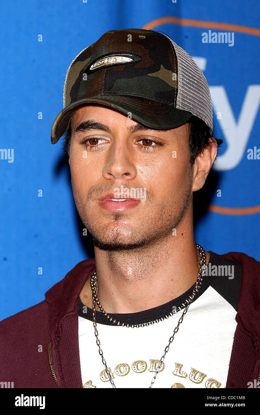 K34315AR.ENRIQUE IGLESIAS CD SIGNING AT FYE ROCEFELLER CENTER , NEW ...