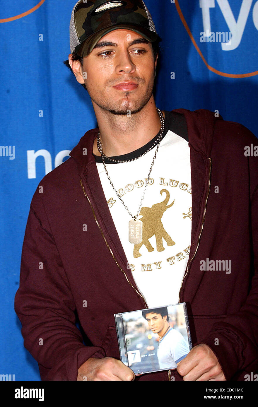 K34315AR.ENRIQUE IGLESIAS CD SIGNING AT FYE ROCEFELLER CENTER , NEW ...