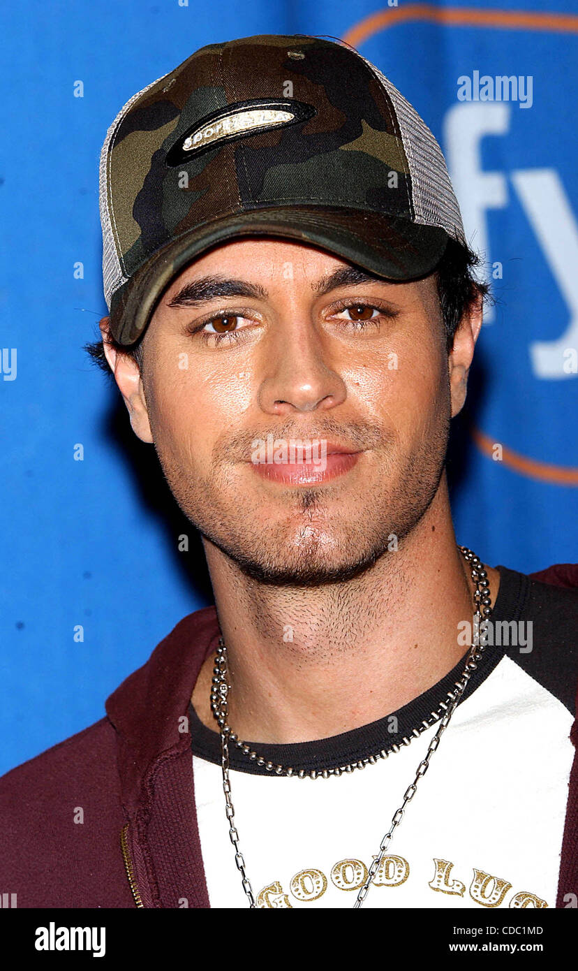 K34315AR.ENRIQUE IGLESIAS CD SIGNING AT FYE ROCEFELLER CENTER , NEW ...