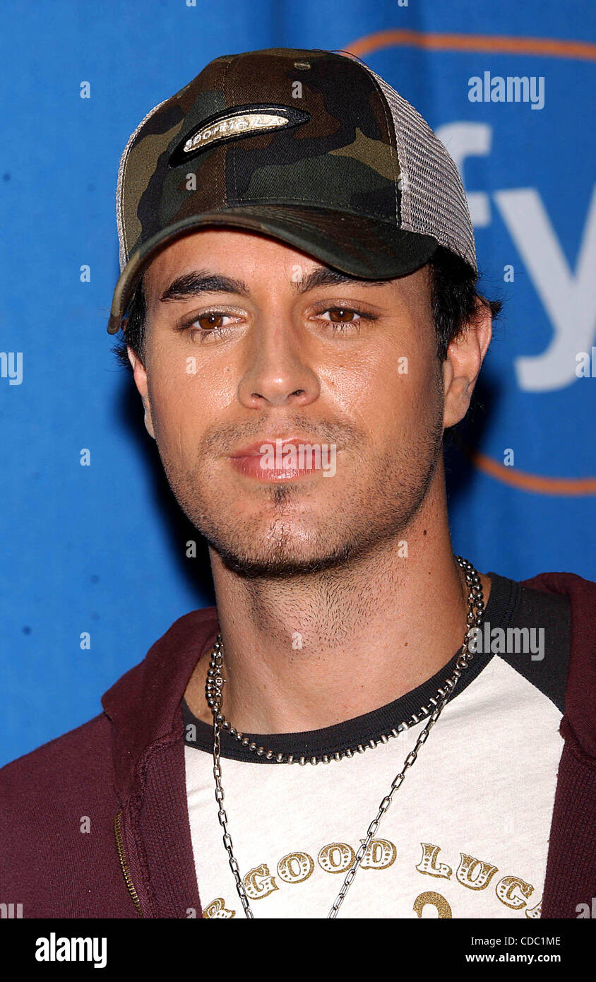 K34315AR.ENRIQUE IGLESIAS CD SIGNING AT FYE ROCEFELLER CENTER , NEW ...