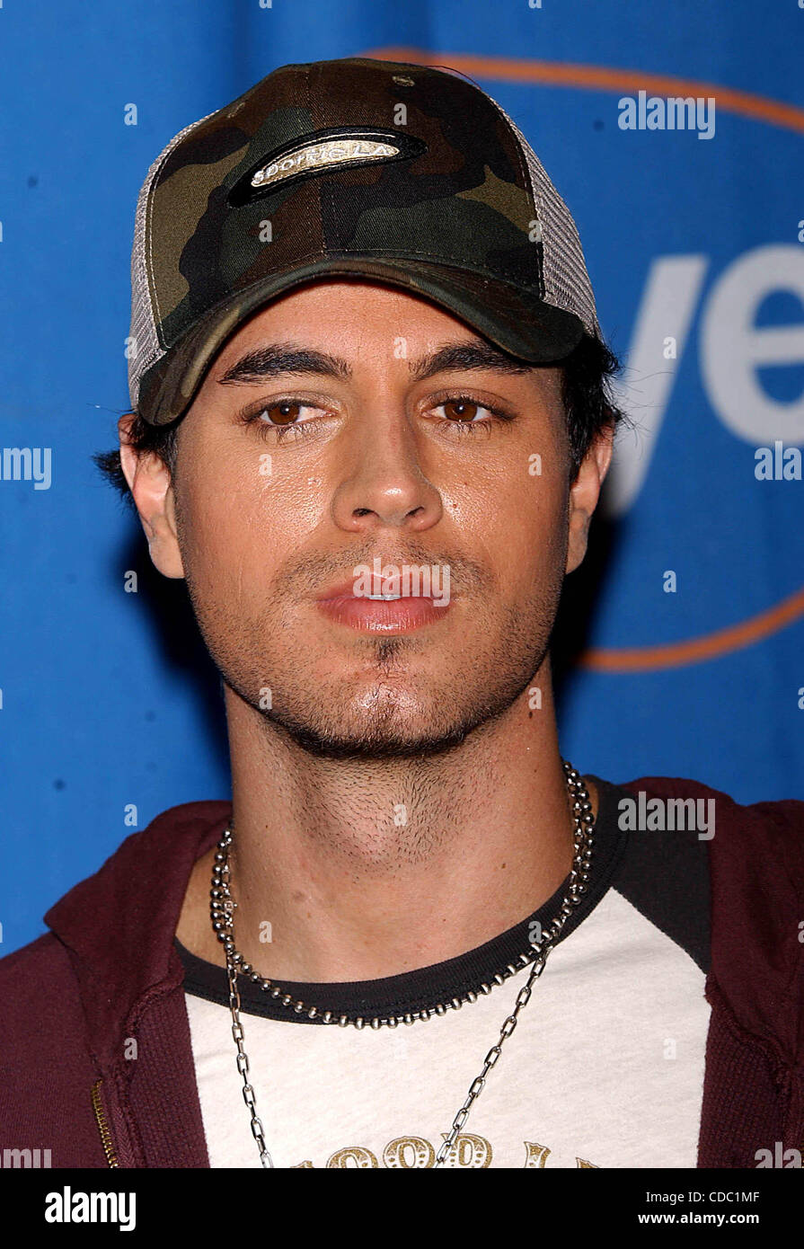K34315AR.ENRIQUE IGLESIAS CD SIGNING AT FYE ROCEFELLER CENTER , NEW ...