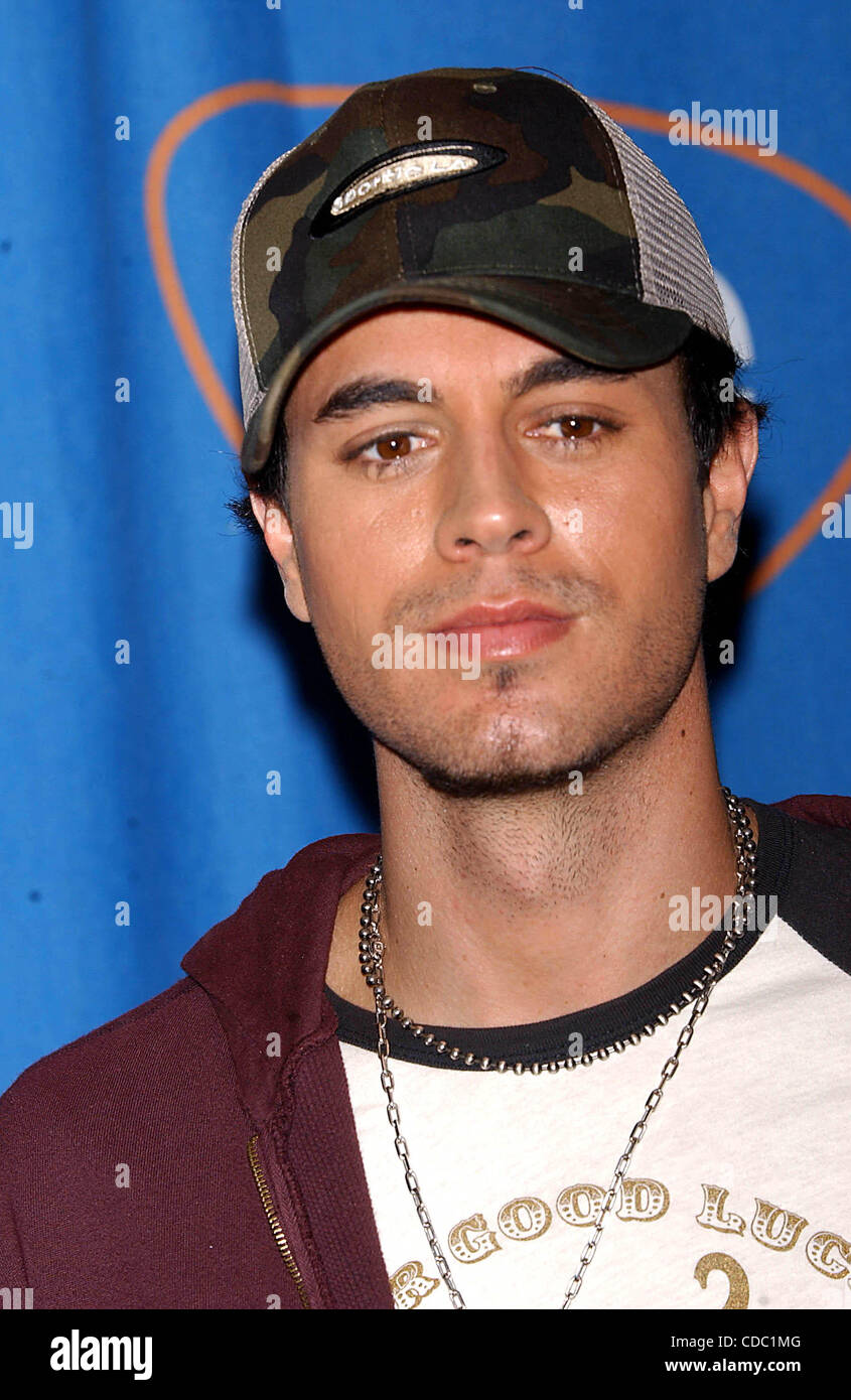 K34315AR.ENRIQUE IGLESIAS CD SIGNING AT FYE ROCEFELLER CENTER , NEW ...
