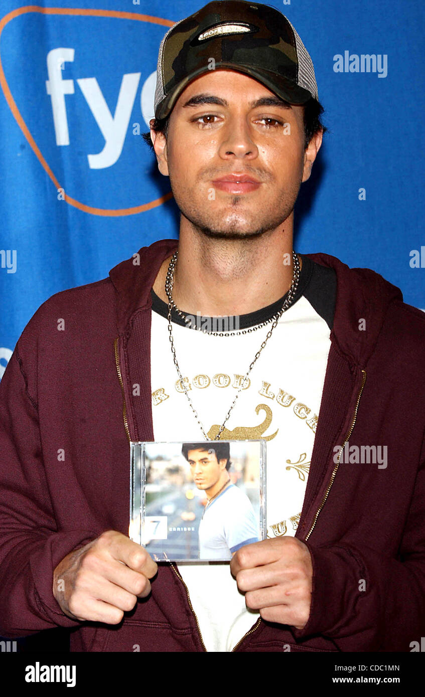 K34315AR.ENRIQUE IGLESIAS CD SIGNING AT FYE ROCEFELLER CENTER , NEW ...