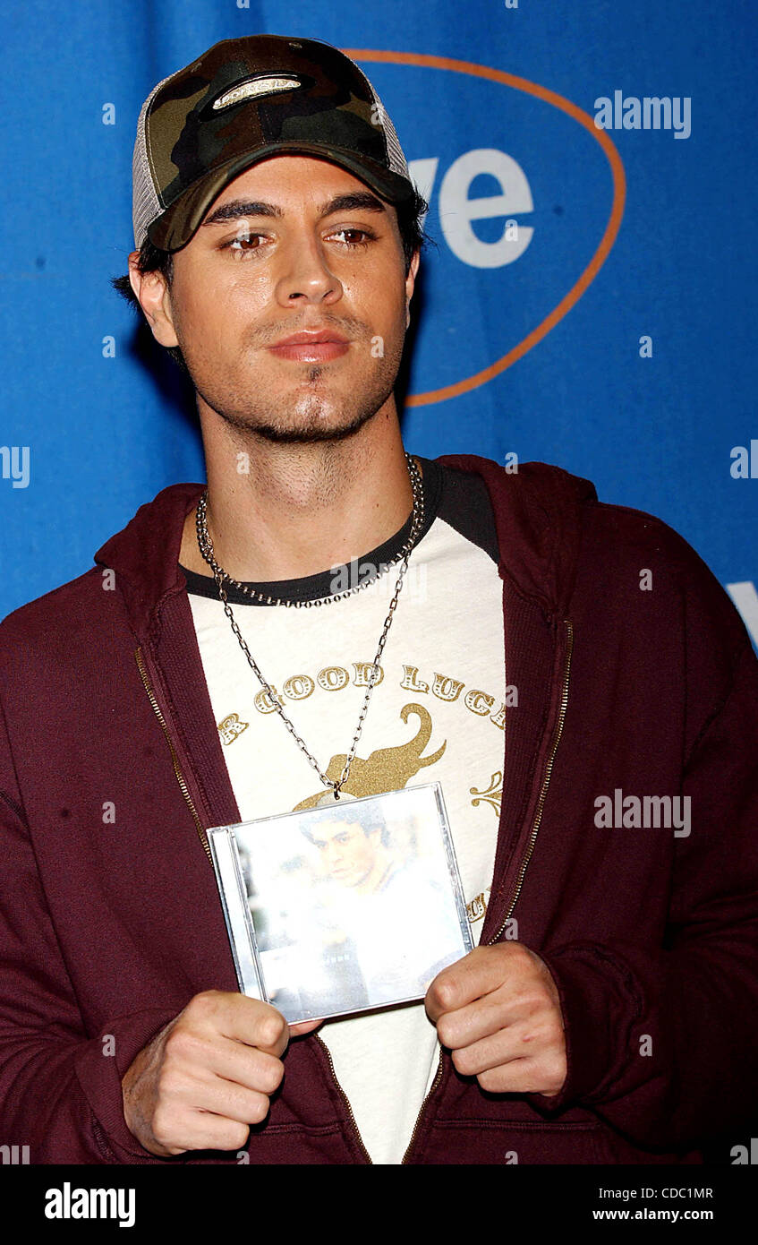 K34315AR.ENRIQUE IGLESIAS CD SIGNING AT FYE ROCEFELLER CENTER , NEW ...