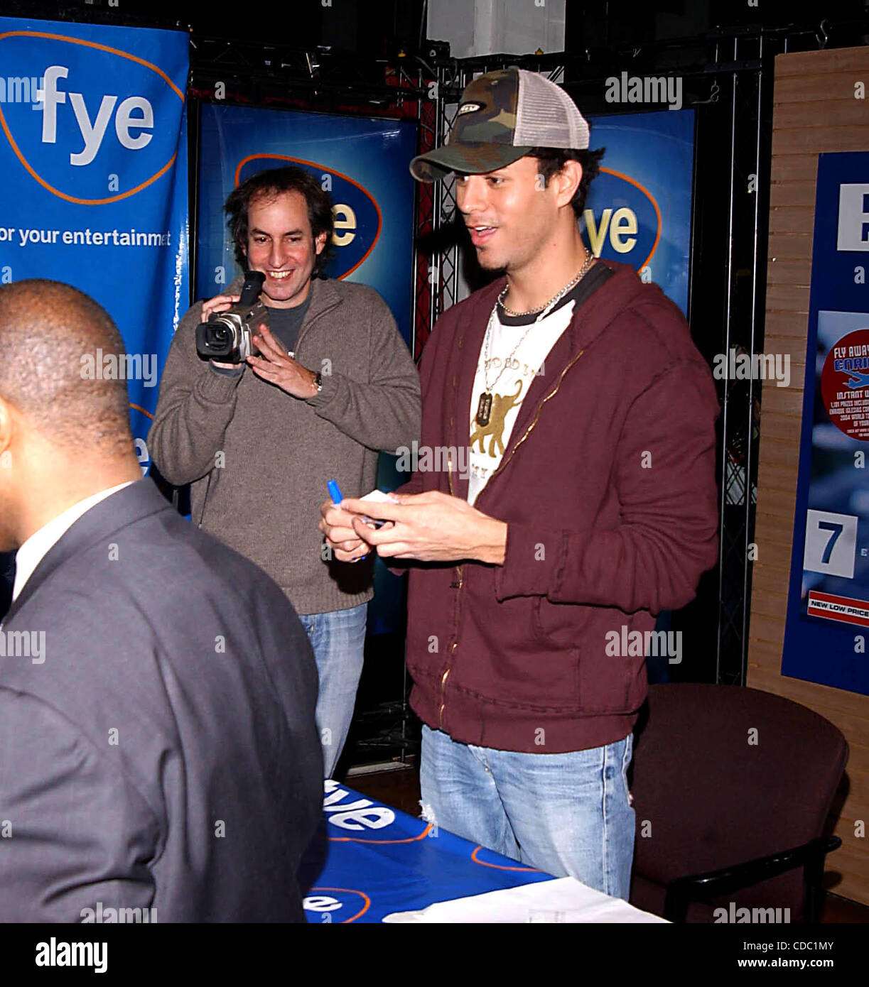 K34315AR.ENRIQUE IGLESIAS CD SIGNING AT FYE ROCEFELLER CENTER , NEW ...