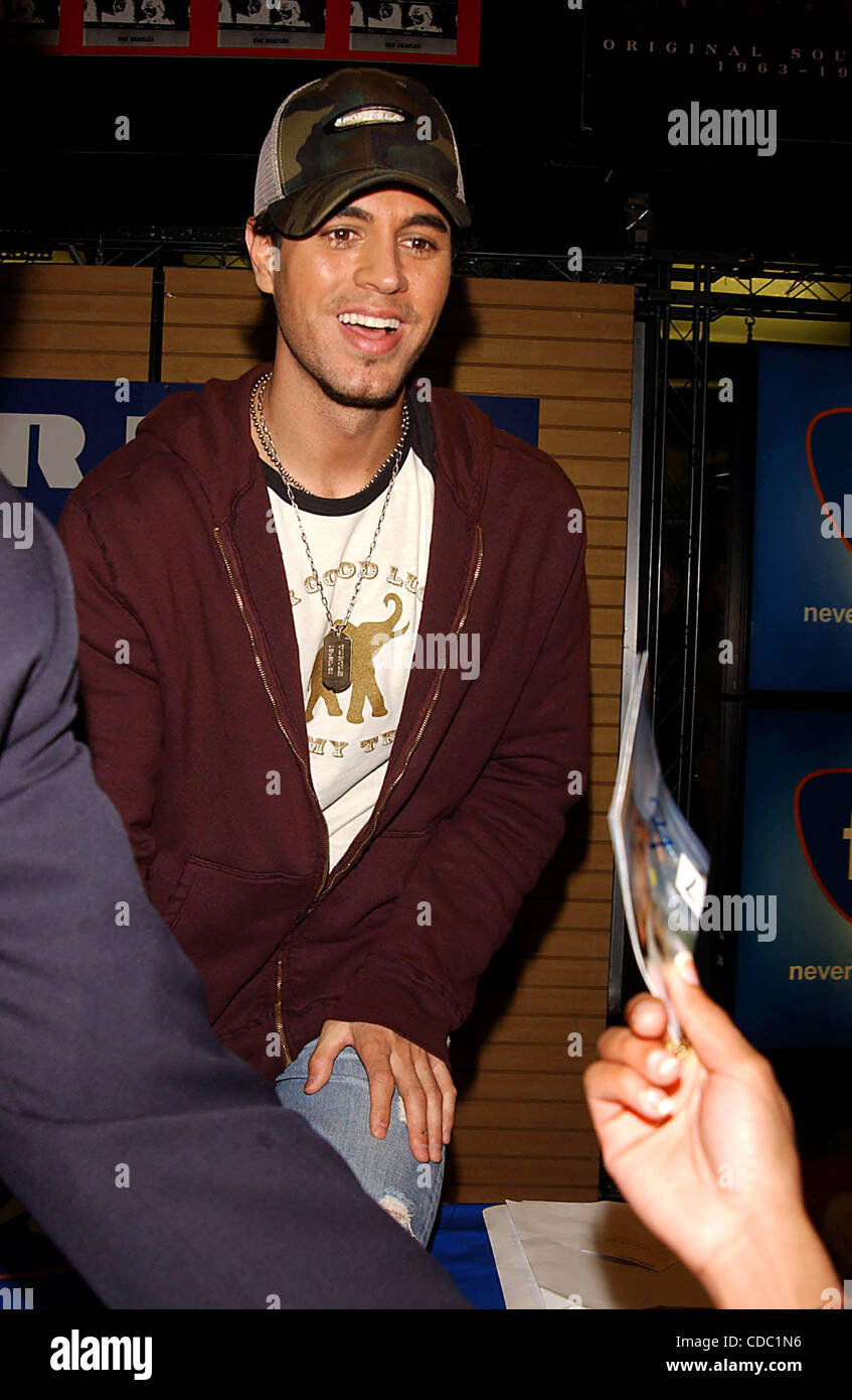 K34315AR.ENRIQUE IGLESIAS CD SIGNING AT FYE ROCEFELLER CENTER , NEW ...