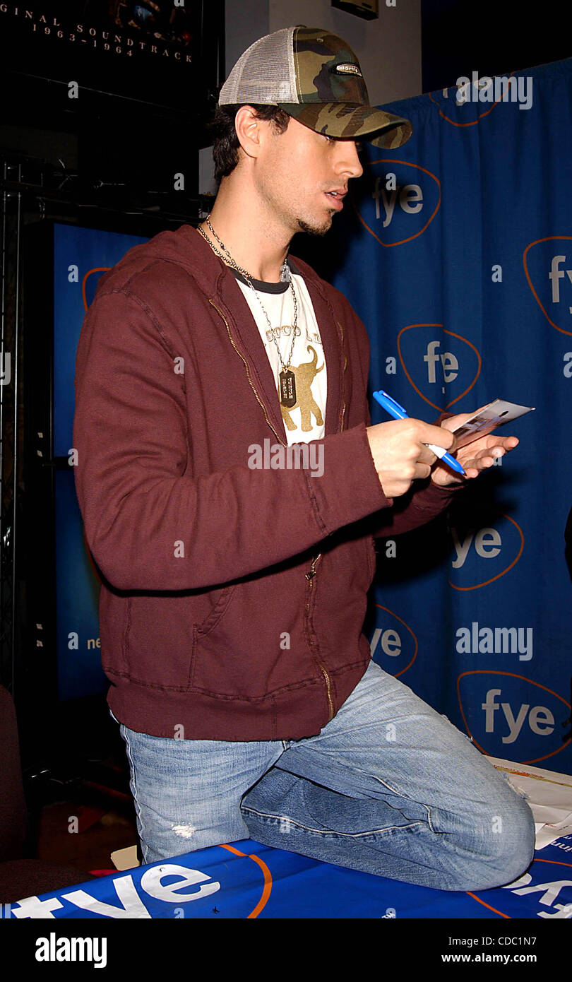 K34315AR.ENRIQUE IGLESIAS CD SIGNING AT FYE ROCEFELLER CENTER , NEW ...