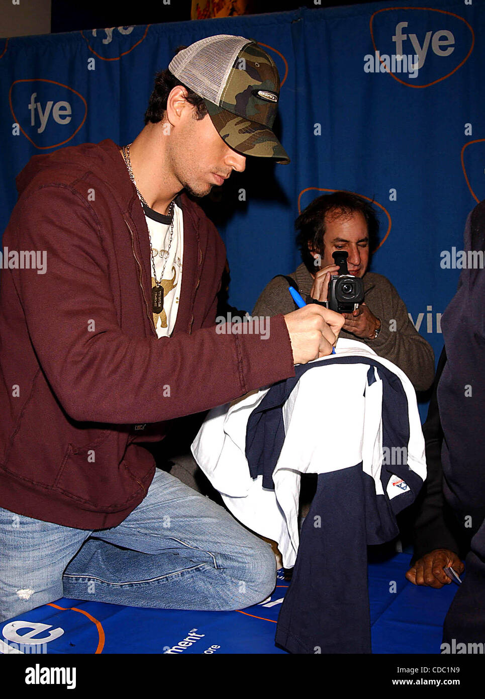 K34315AR.ENRIQUE IGLESIAS CD SIGNING AT FYE ROCEFELLER CENTER , NEW ...