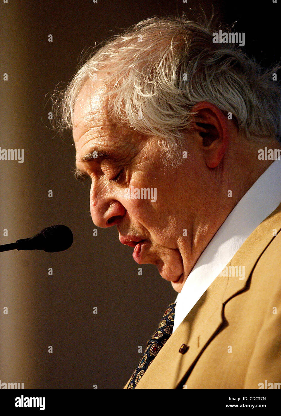K36745AR.HAROLD BLOOM READS FROM POETRY ANTHOLOGY, ''THE BEST POEMS OF ...