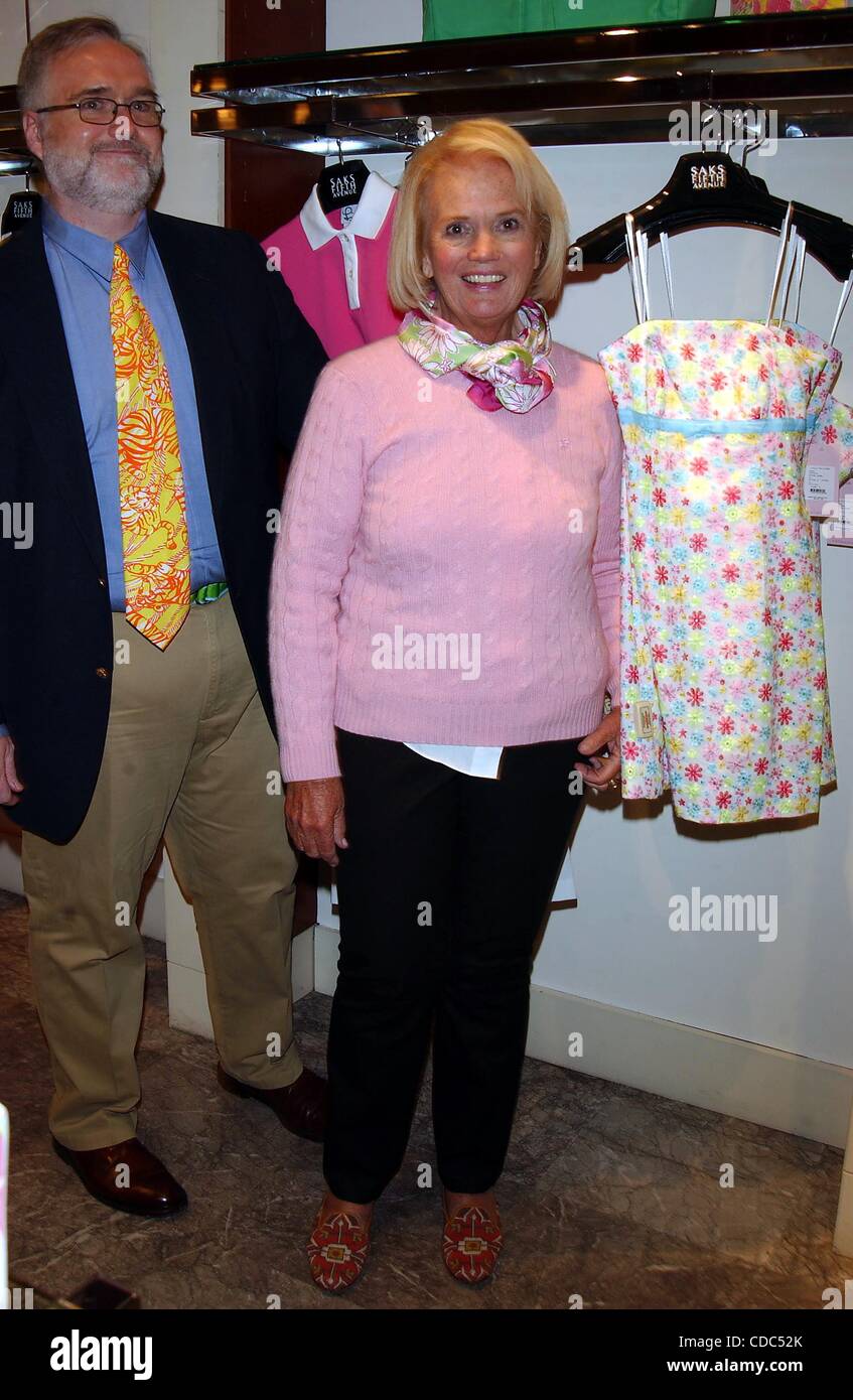 K36690AR.LILLY PULITZER SIGNING COPIES OF ESSENTIALLY LILLY A GUIDE TO ...