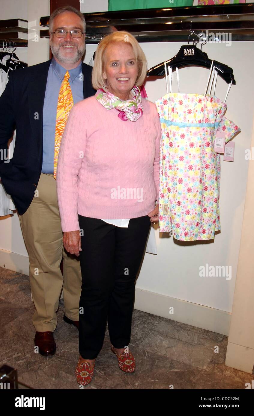 K36690AR.LILLY PULITZER SIGNING COPIES OF ESSENTIALLY LILLY A GUIDE TO ...