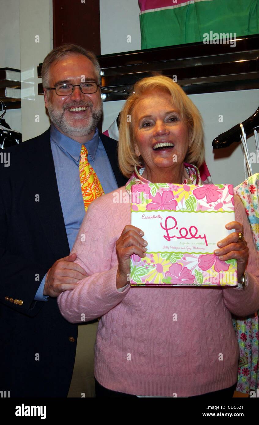 K36690AR.LILLY PULITZER SIGNING COPIES OF ESSENTIALLY LILLY A GUIDE TO ...