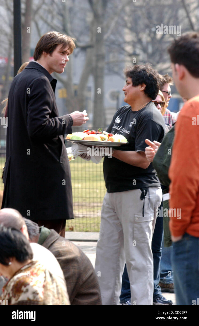 K29665AR SD0318.JIM CARREY .ON LOCATION FILMING HIS NEW MOVIE.''THE ...
