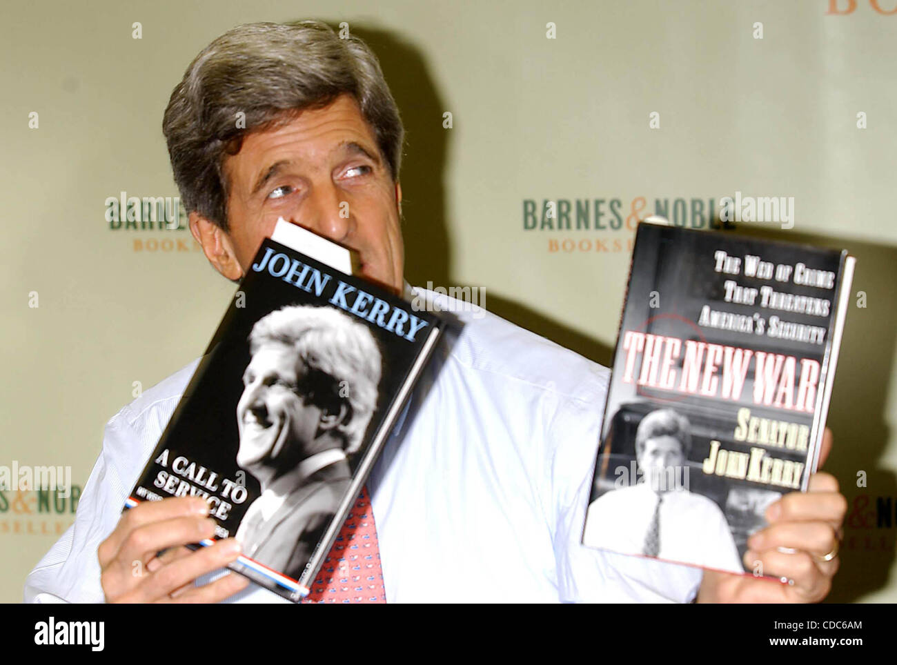 K33688AR.SENATOR JOHN KERRY D-MASS, A 2004 DEMOCRATIC PRESIDENTIAL ...
