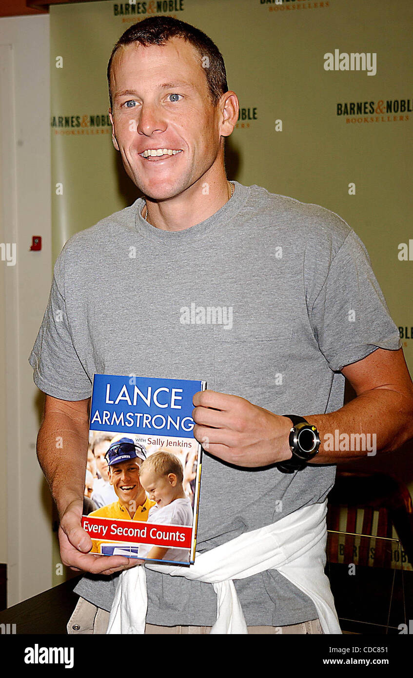 K33448AR.LANCE ARMSTRONG SIGNING HIS BOOK ''EVERY SECOND COUNTS'' AT ...