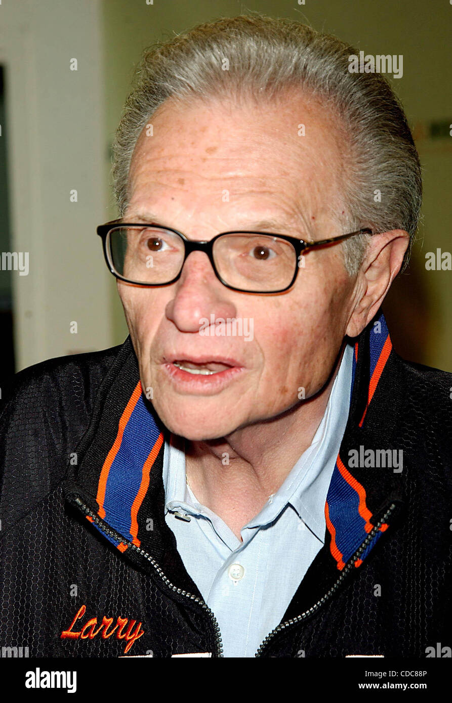 K37085AR.LARRY KING BOOK SIGNING OF ''WHY I LOVE BASEBALL'' AT BARNES ...