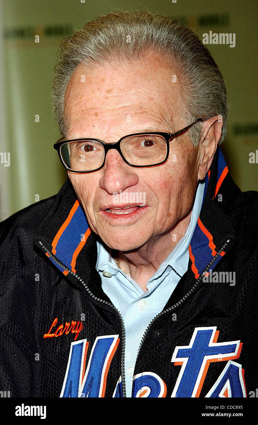 K37085AR.LARRY KING BOOK SIGNING OF ''WHY I LOVE BASEBALL'' AT BARNES ...