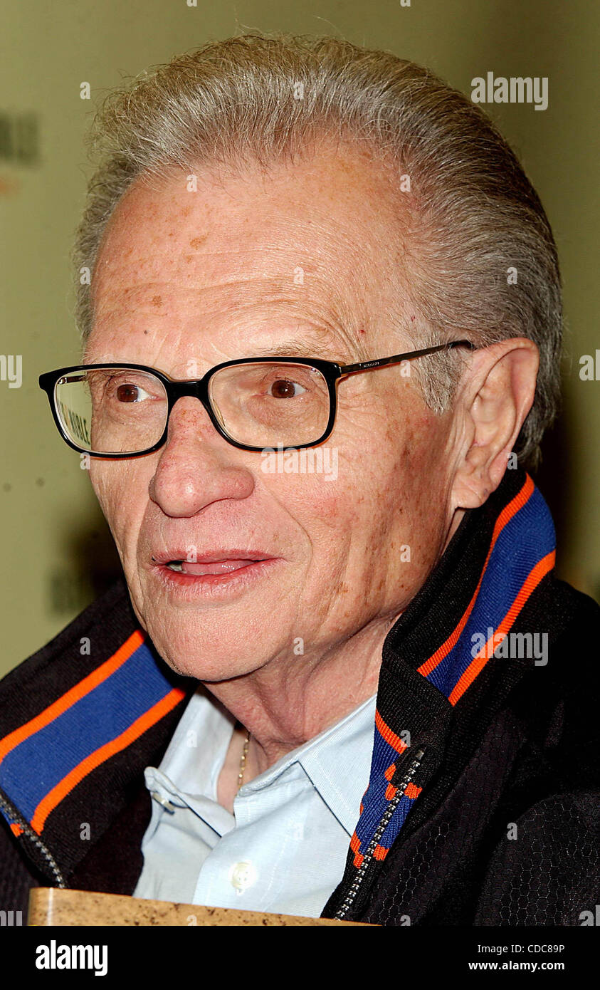 K37085AR.LARRY KING BOOK SIGNING OF ''WHY I LOVE BASEBALL'' AT BARNES ...