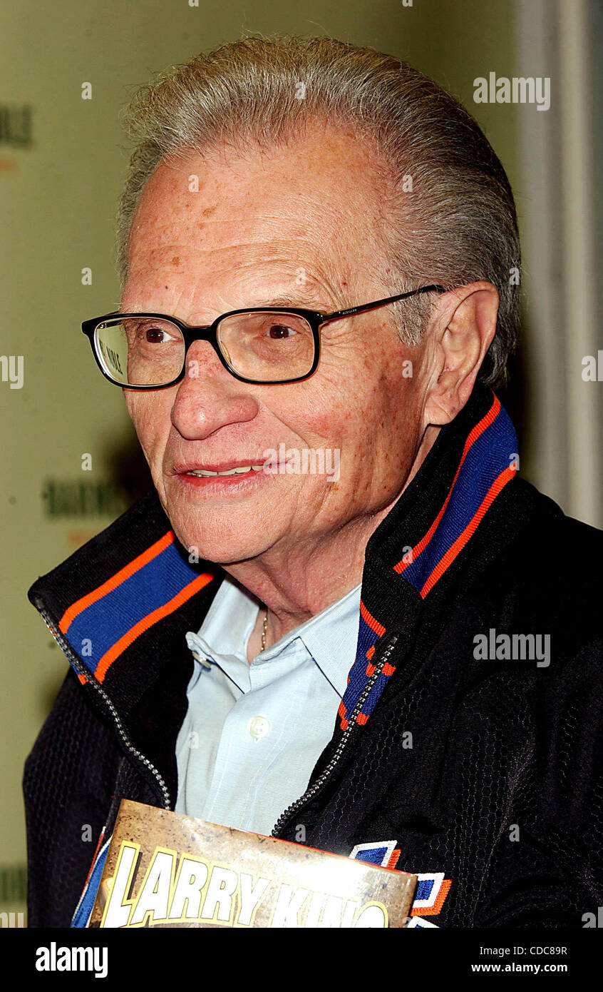 K37085AR.LARRY KING BOOK SIGNING OF ''WHY I LOVE BASEBALL'' AT BARNES ...