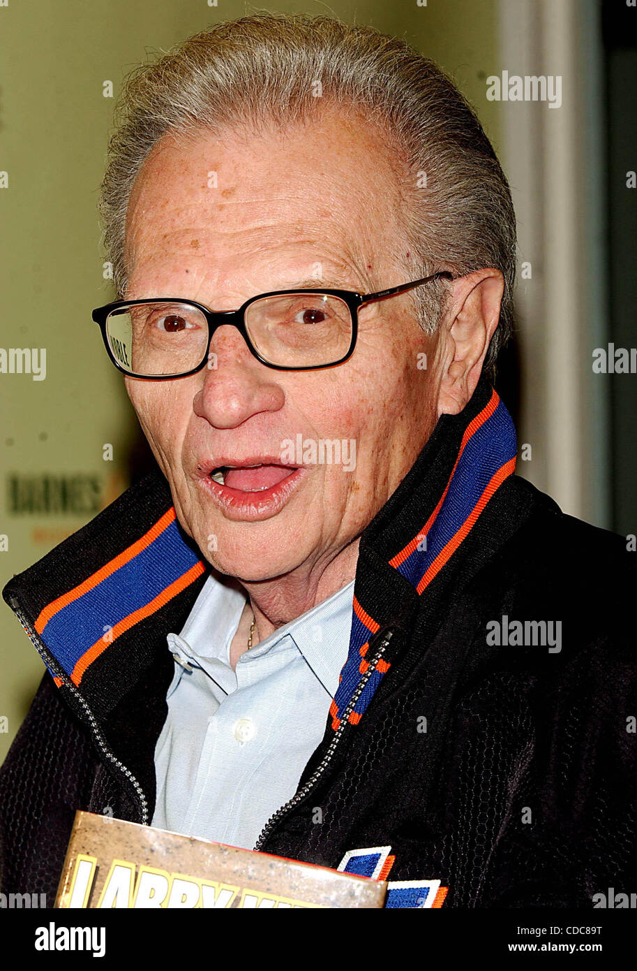 K37085AR.LARRY KING BOOK SIGNING OF ''WHY I LOVE BASEBALL'' AT BARNES ...