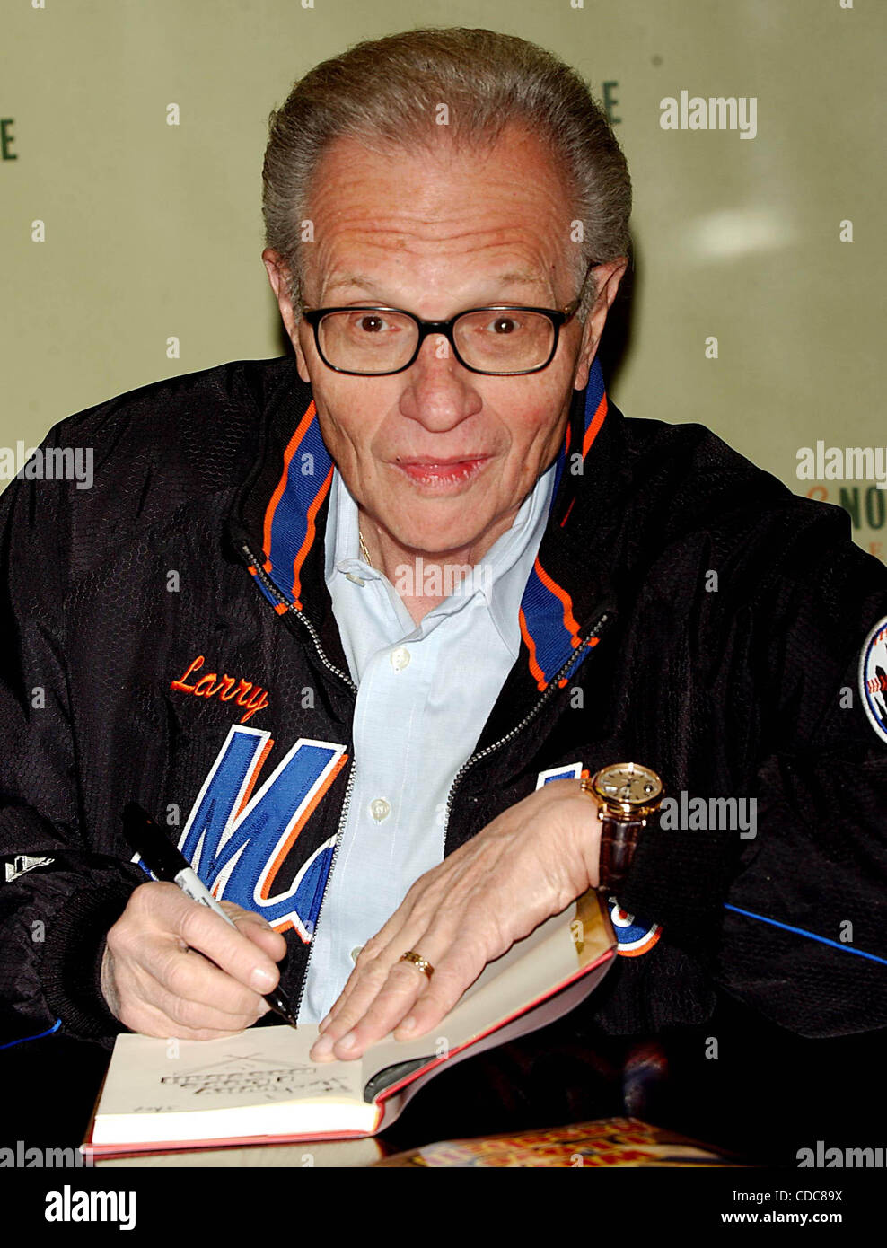 K37085AR.LARRY KING BOOK SIGNING OF ''WHY I LOVE BASEBALL'' AT BARNES ...