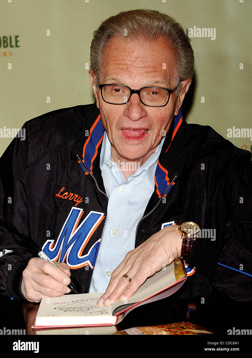 K37085AR.LARRY KING BOOK SIGNING OF ''WHY I LOVE BASEBALL'' AT BARNES ...