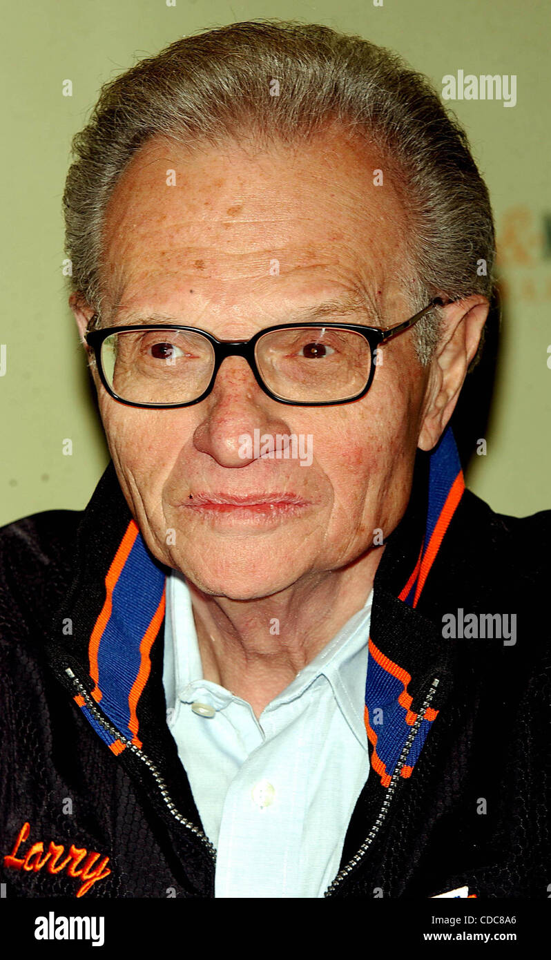 K37085AR.LARRY KING BOOK SIGNING OF ''WHY I LOVE BASEBALL'' AT BARNES ...