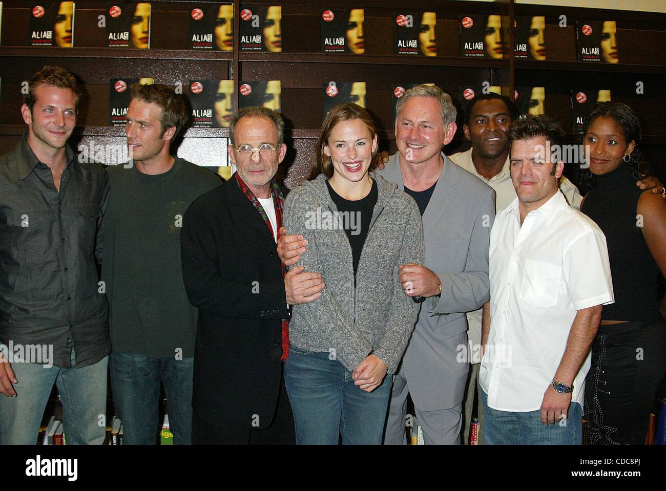 Jennifer garner alias 2002 hi-res stock photography and images - Alamy