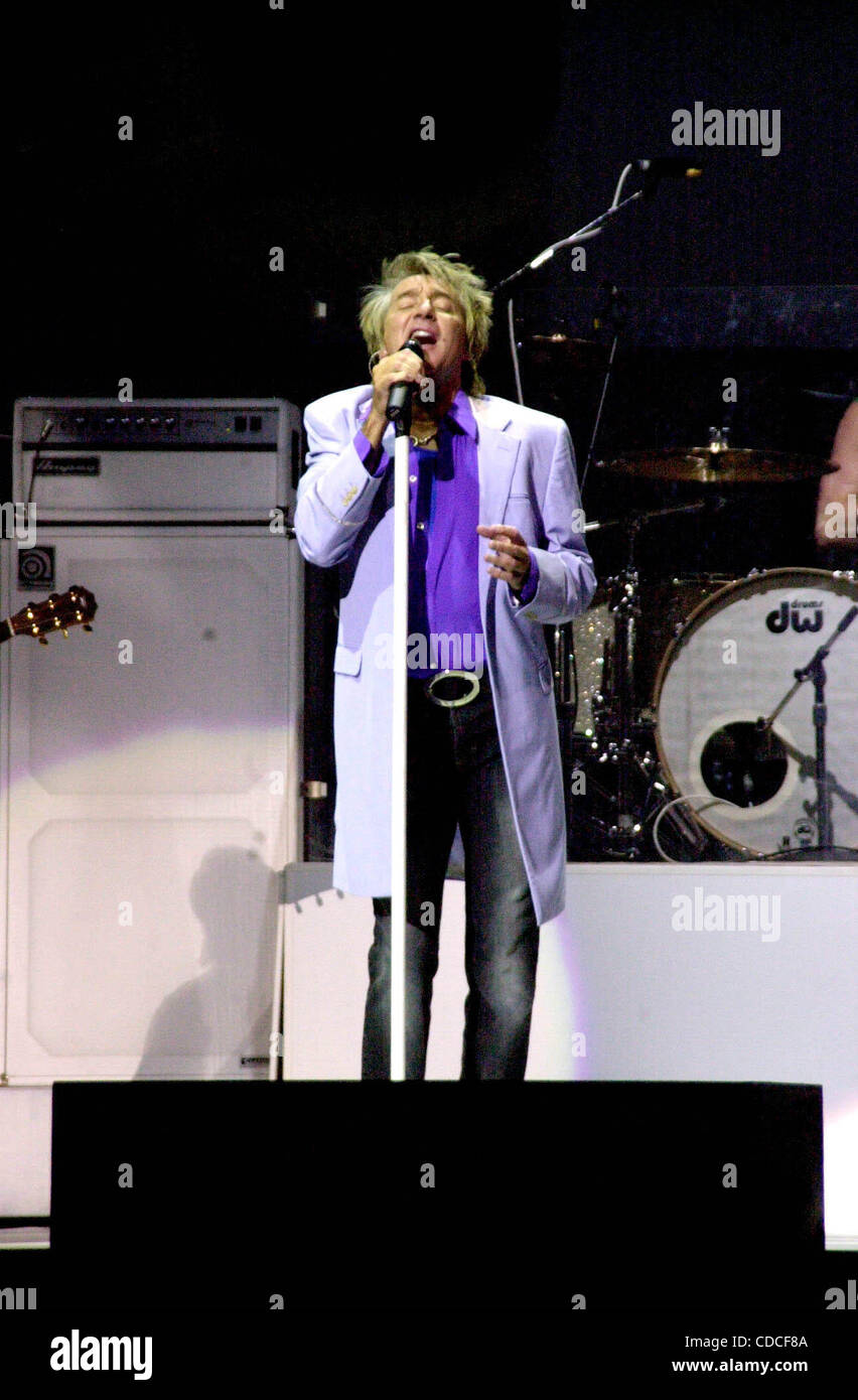 Rod stewart in concert hi-res stock photography and images - Alamy