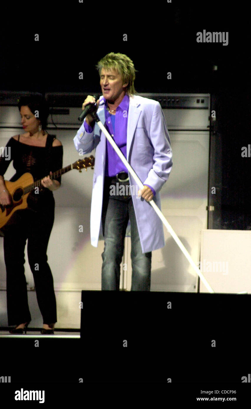 Rod stewart in concert hi-res stock photography and images - Alamy