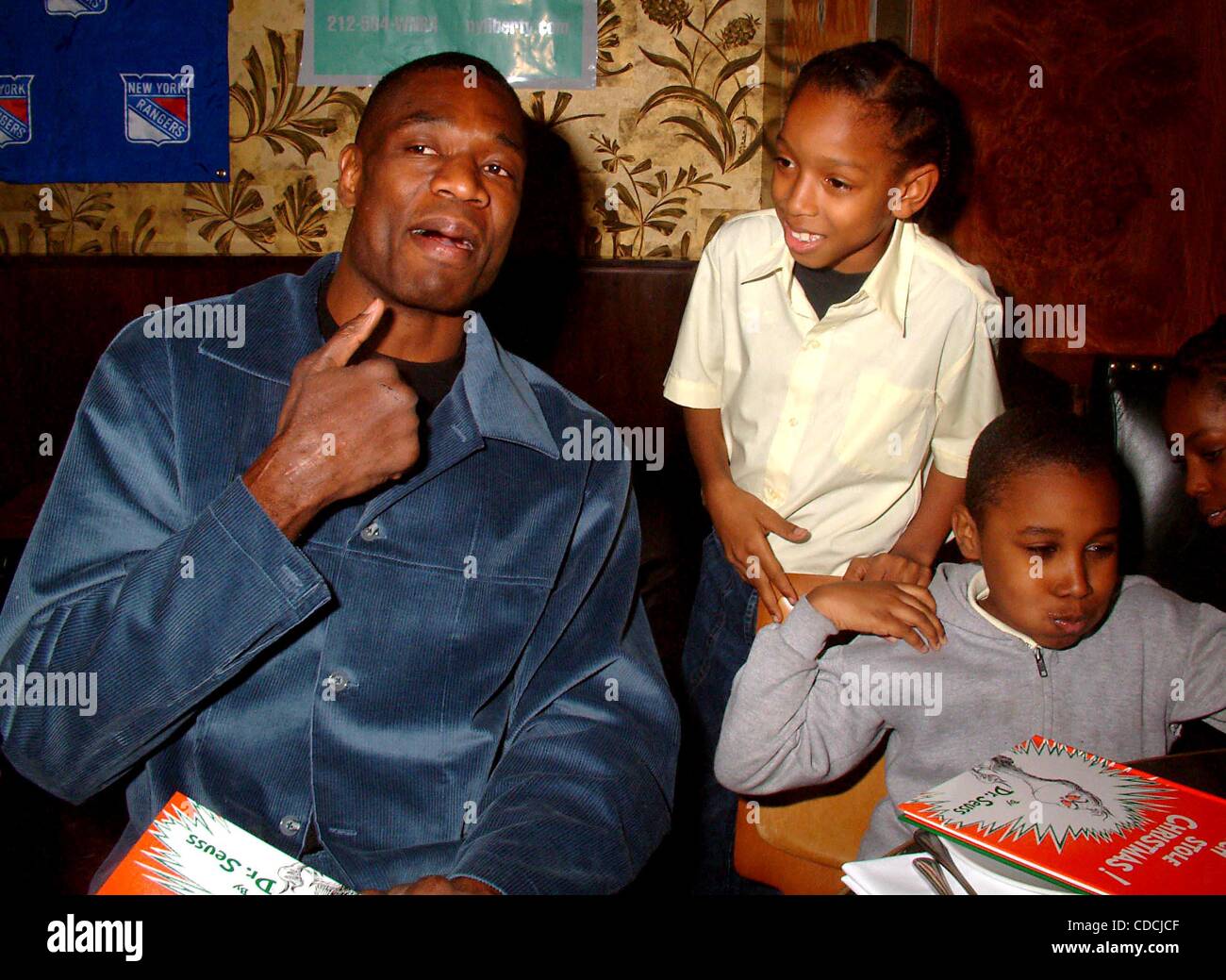 Dikembe mutombo hi-res stock photography and images - Alamy