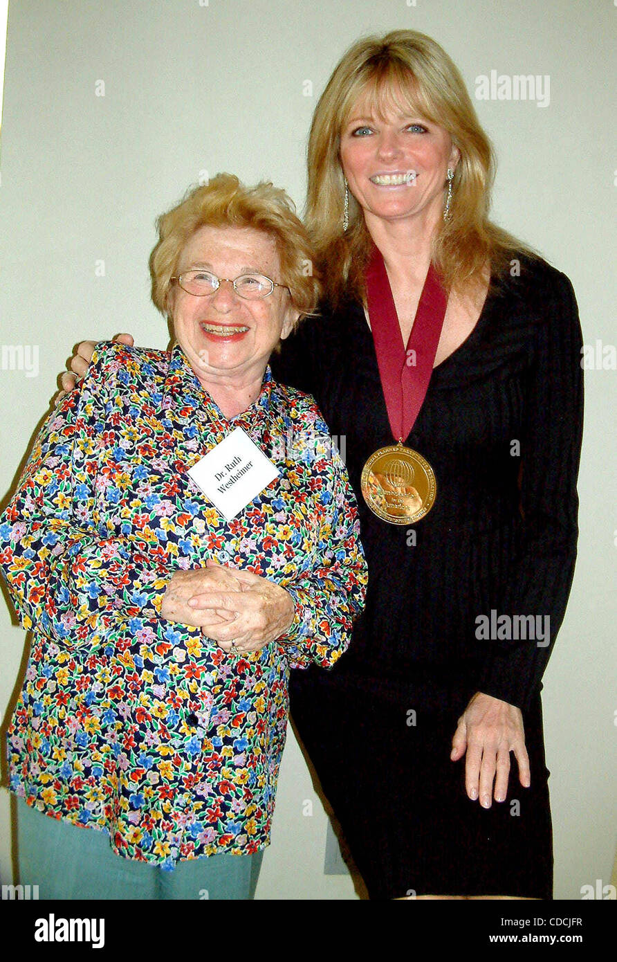 DR RUTH AND CHERYL TIEGS.K31029ML.CELEBRITY AMBASSADORS MOBILIZE IN ...