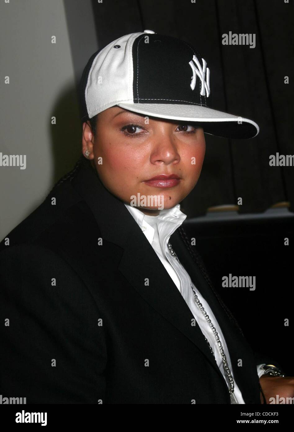 K37761ML.VIRGIN RECORDS NEWLY SIGNED ARTIST AMANDA PEREZ HOLDS PRESS ...