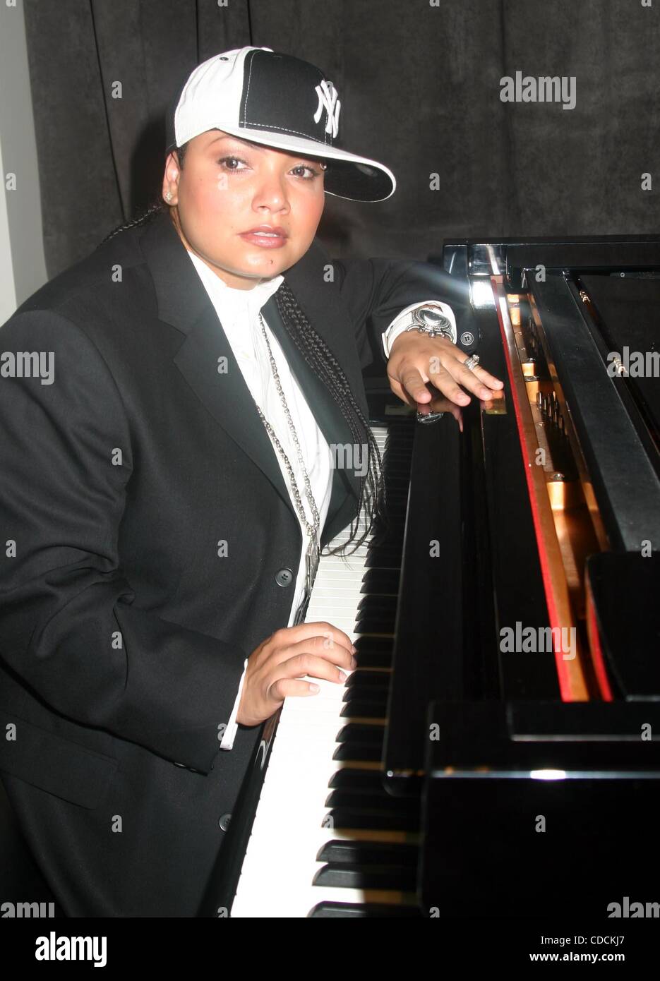 K37761ML.VIRGIN RECORDS NEWLY SIGNED ARTIST AMANDA PEREZ HOLDS PRESS ...