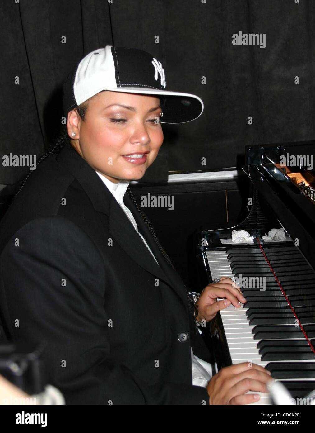K37761ML.VIRGIN RECORDS NEWLY SIGNED ARTIST AMANDA PEREZ HOLDS PRESS ...