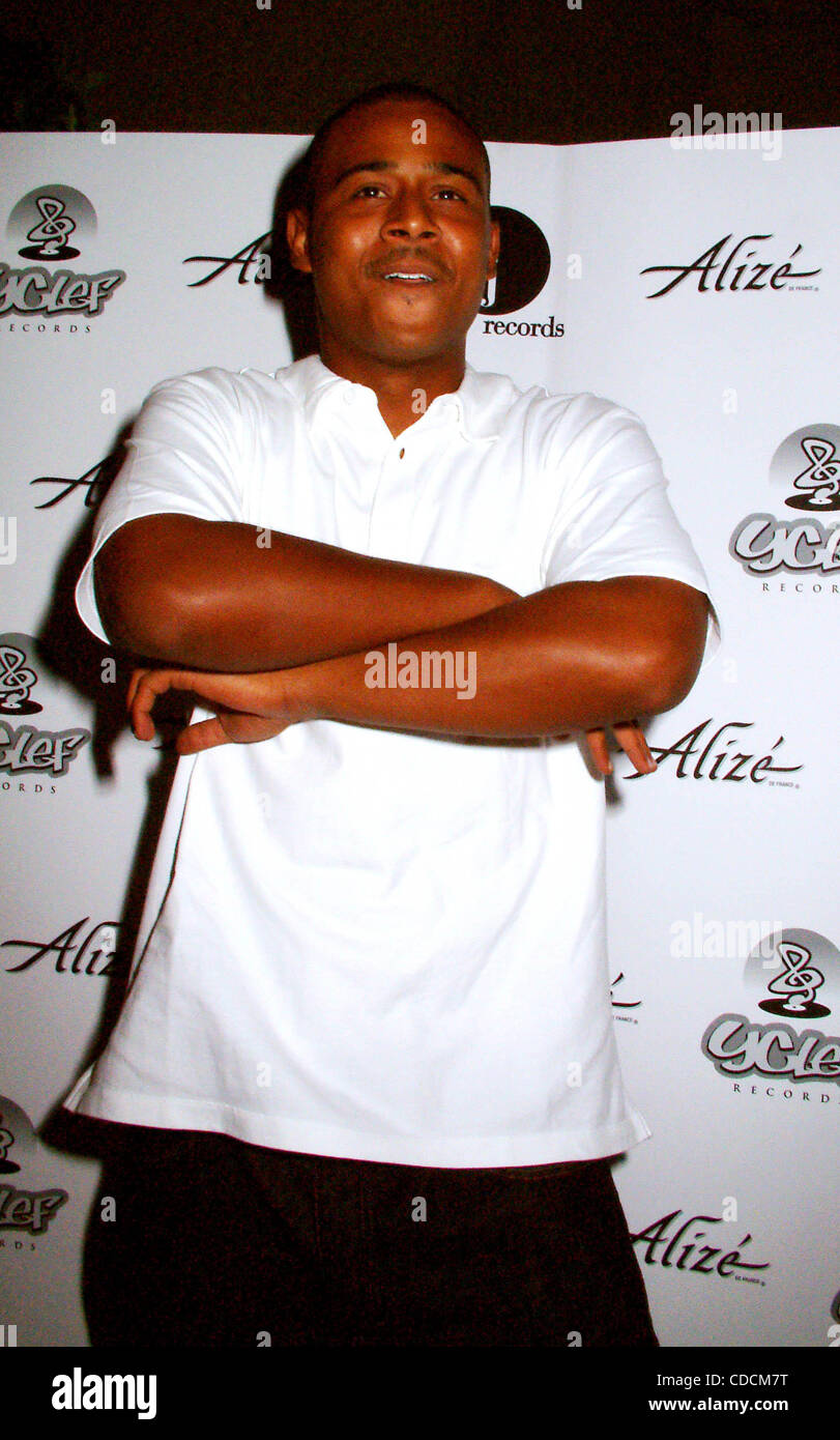 K32918ML .WYCLEF JEAN AND CLIVE DAVIS HOST THE PREACHER'S SON UNVEILING ...