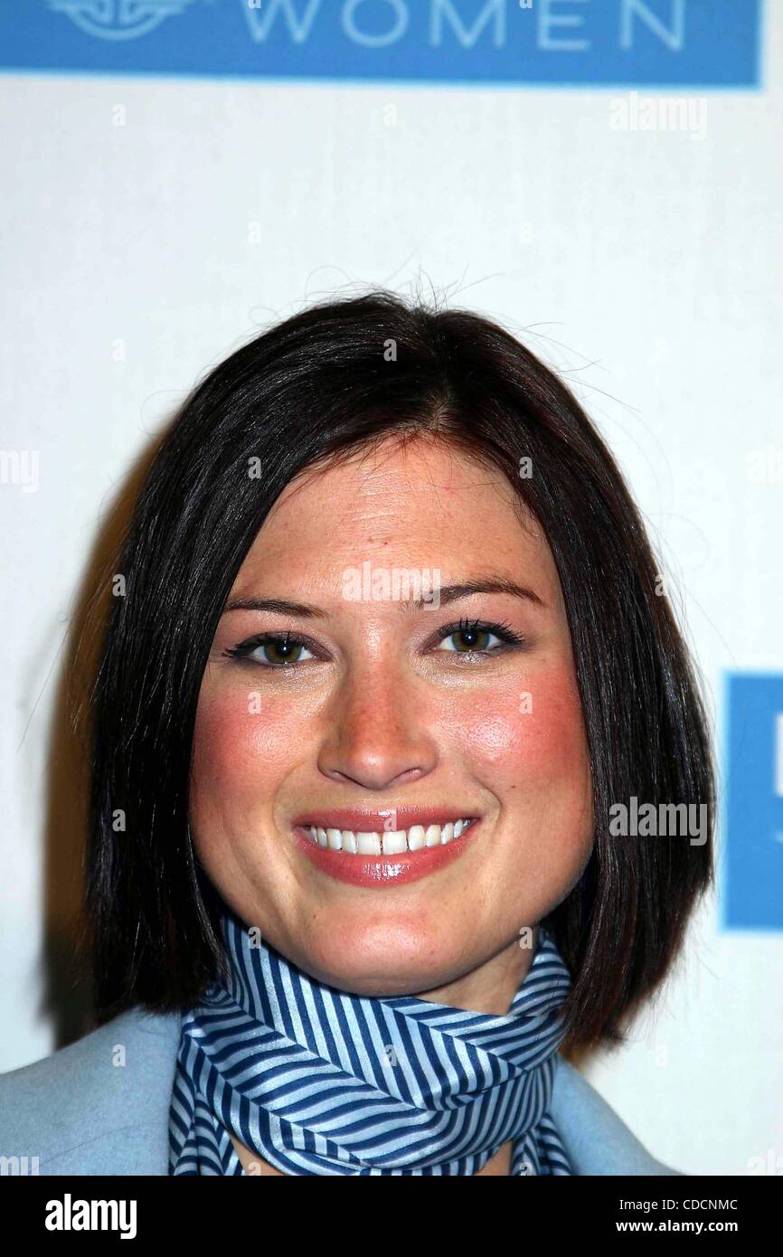 K35903ML.MEREDITH PHILLIPS FROM THE BACHELORETTE JOINS DOCKERS FOR ...