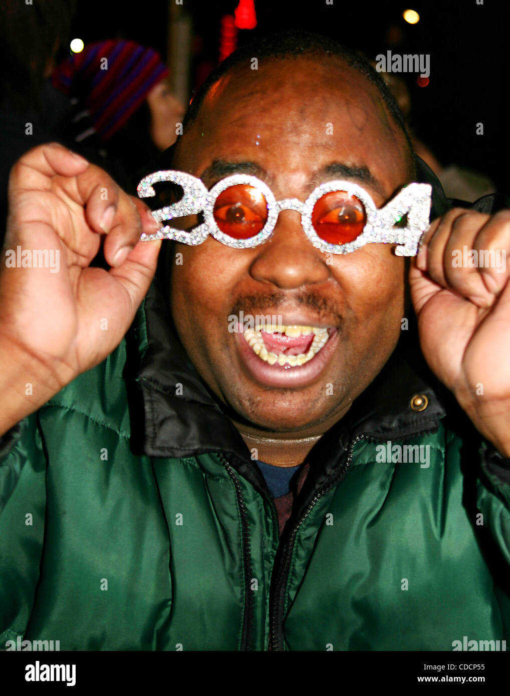 Times square new years eve 2003 hi-res stock photography and images - Alamy