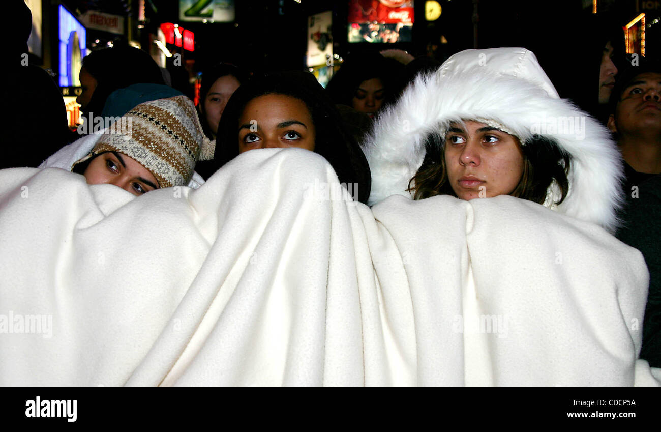 Times square new years eve 2003 hi-res stock photography and images - Alamy