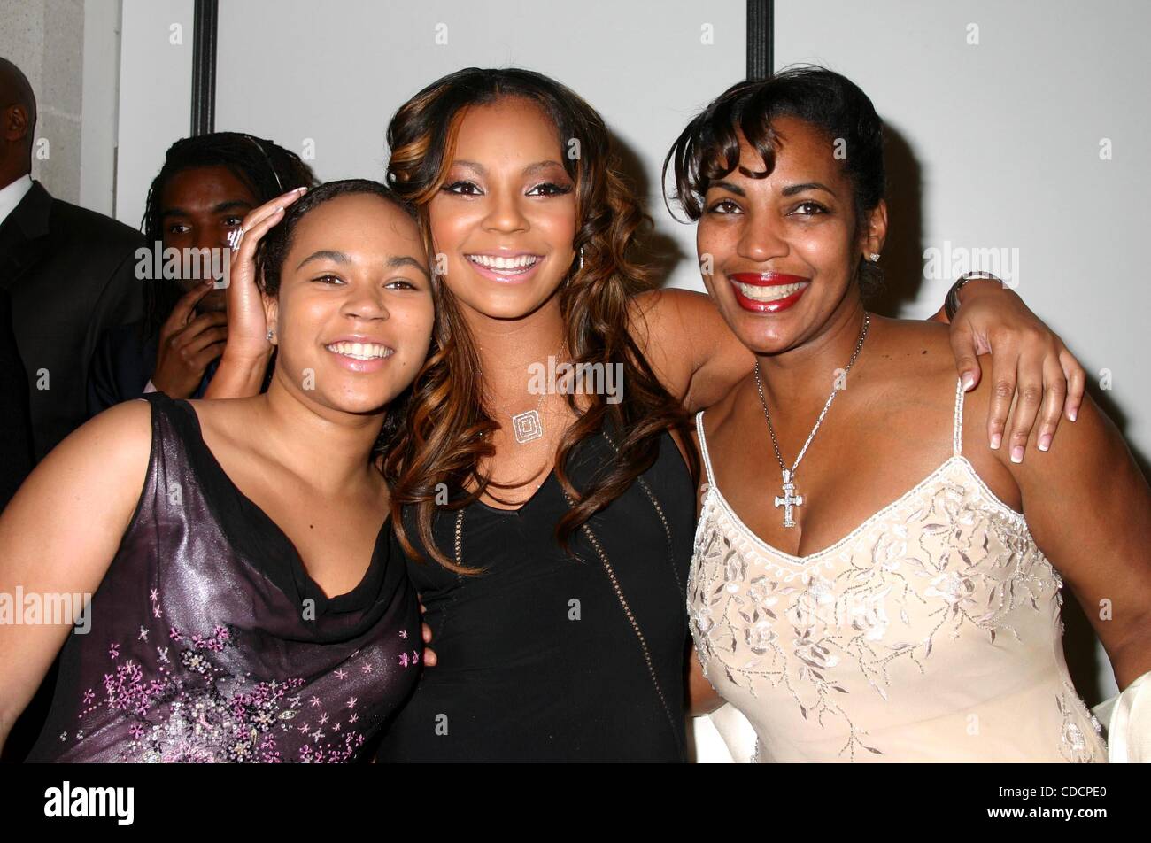 K36554ML.THE 2004 DO SOMETHING BRICK AWARDS AT THE METROPOLITAN ...