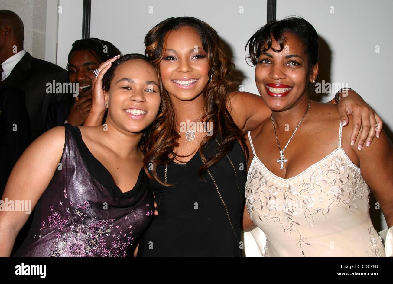 K36554ML.THE 2004 DO SOMETHING BRICK AWARDS AT THE METROPOLITAN ...