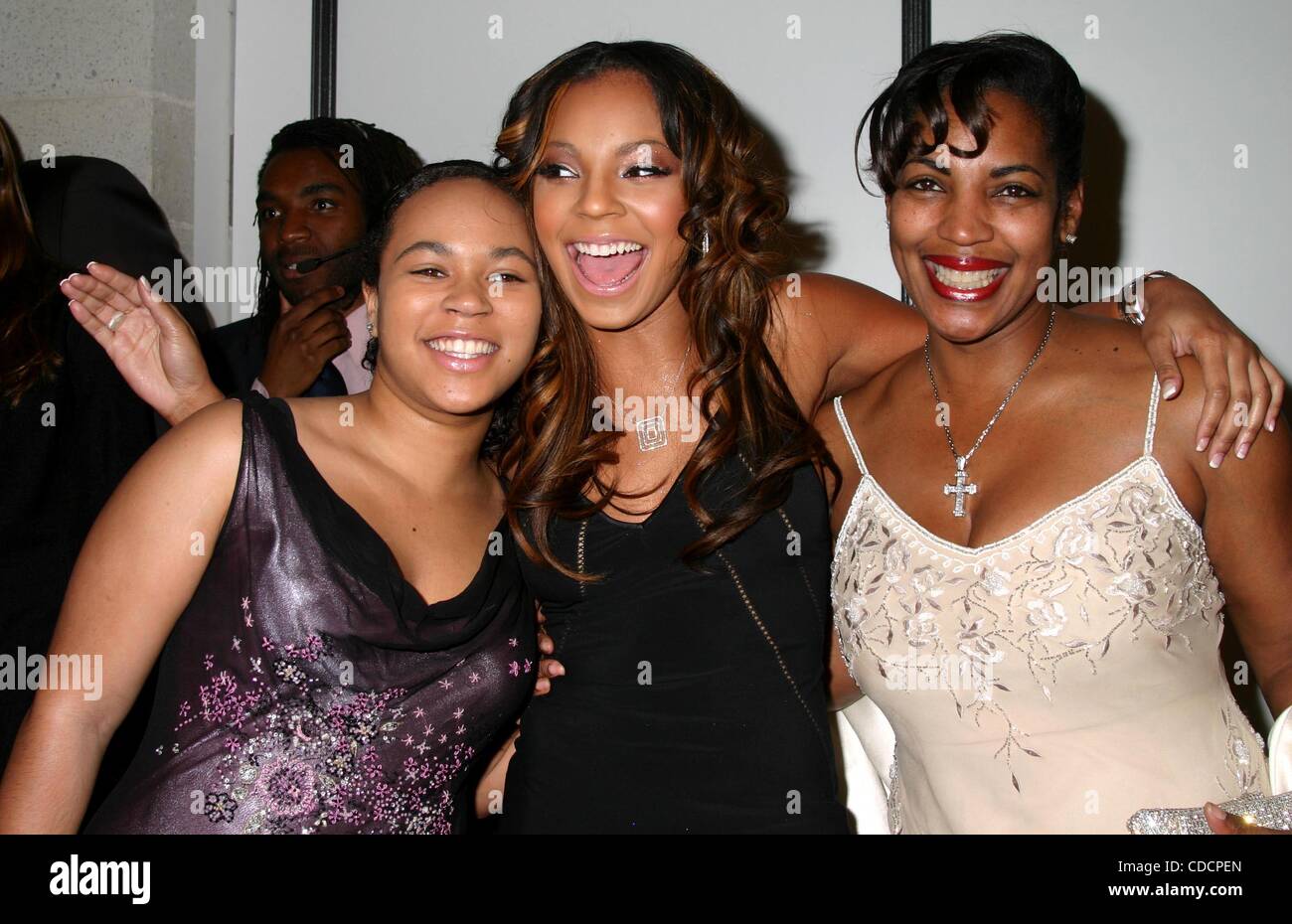 K36554ML.THE 2004 DO SOMETHING BRICK AWARDS AT THE METROPOLITAN ...