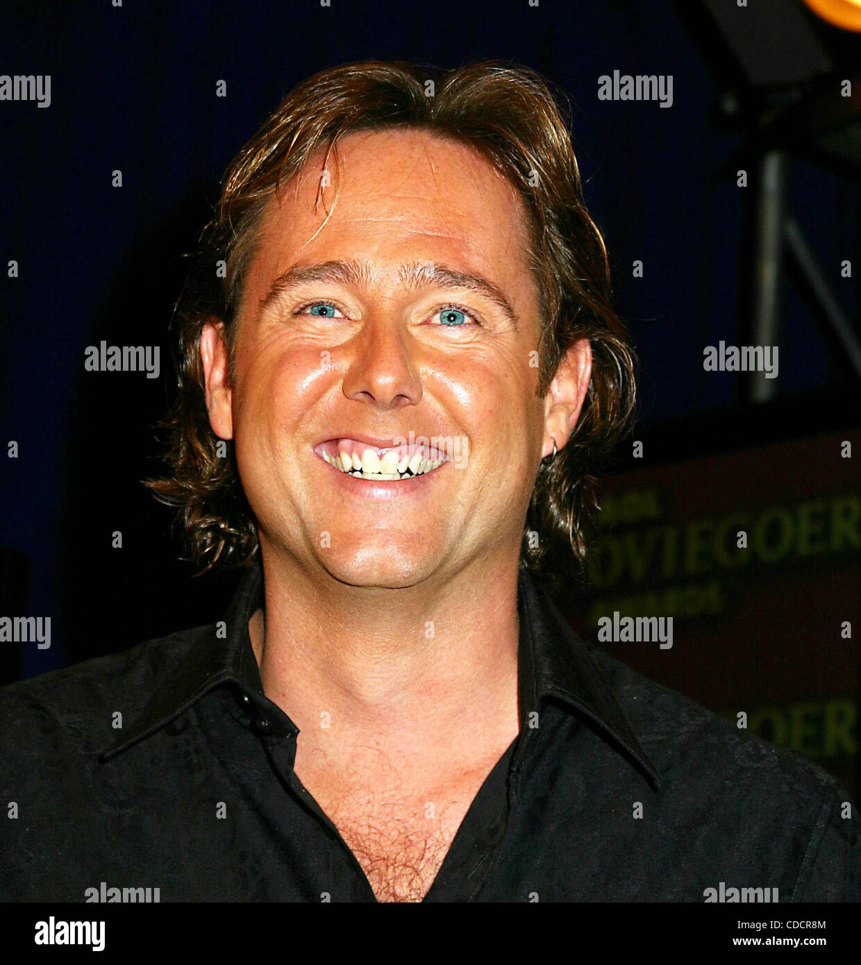 K35056ML.ASHTON KUTCHER AND AMY SMART ANNOUNCE THE NOMINEES FOR THE ...