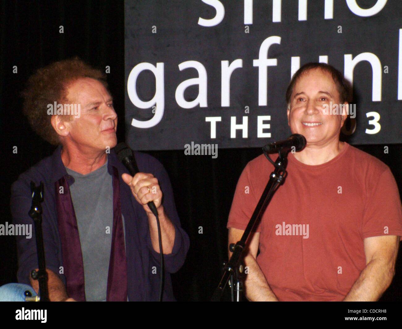 K32676ML.PAUL SIMON AND ART GARFUNKEL TO ANNOUNCE THEIR REUNION,.SIMON ...
