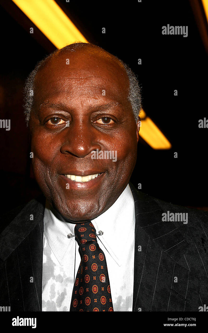 K37183ML.VERNON JORDAN OUT AND ABOUT , NEW YORK New York 05/11/20043 ...