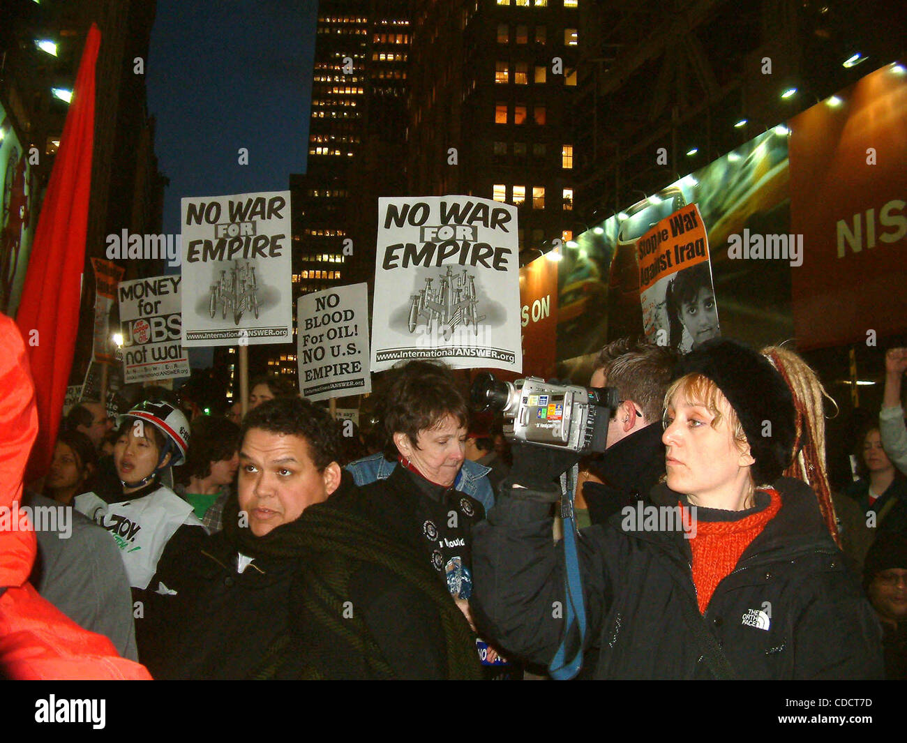 K29677ML .WAR PROTEST AT TIME SQUARE IN NEW YORK New York.3/19/2003 ...
