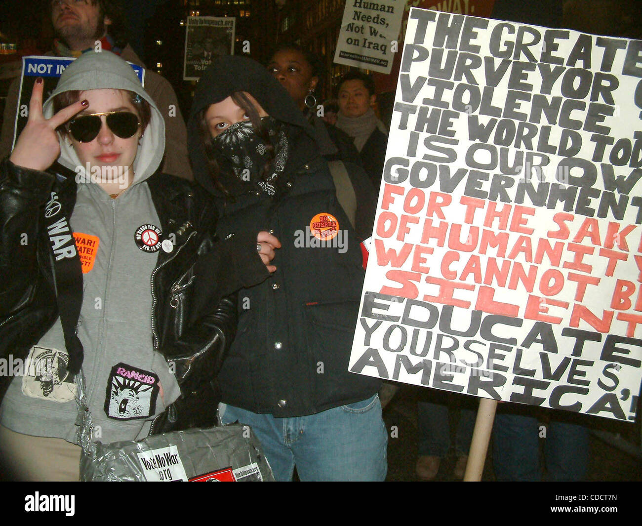 K29677ML .WAR PROTEST AT TIME SQUARE IN NEW YORK New York.3/19/2003 ...