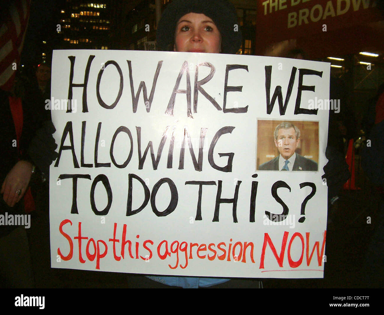 K29677ML .WAR PROTEST AT TIME SQUARE IN NEW YORK New York.3/19/2003 ...