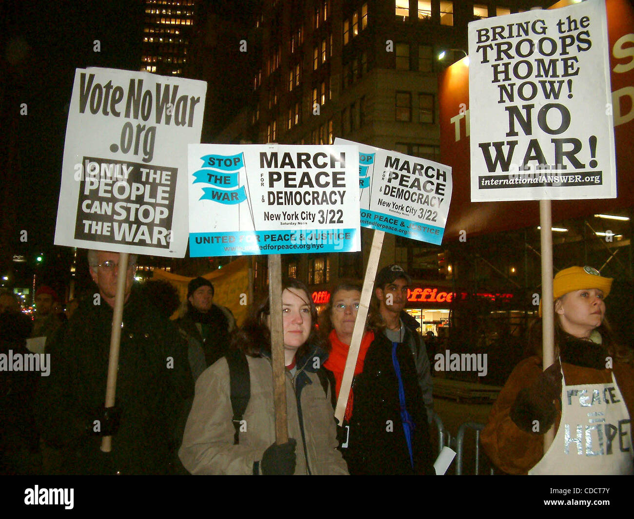K29677ML .WAR PROTEST AT TIME SQUARE IN NEW YORK New York.3/19/2003 ...