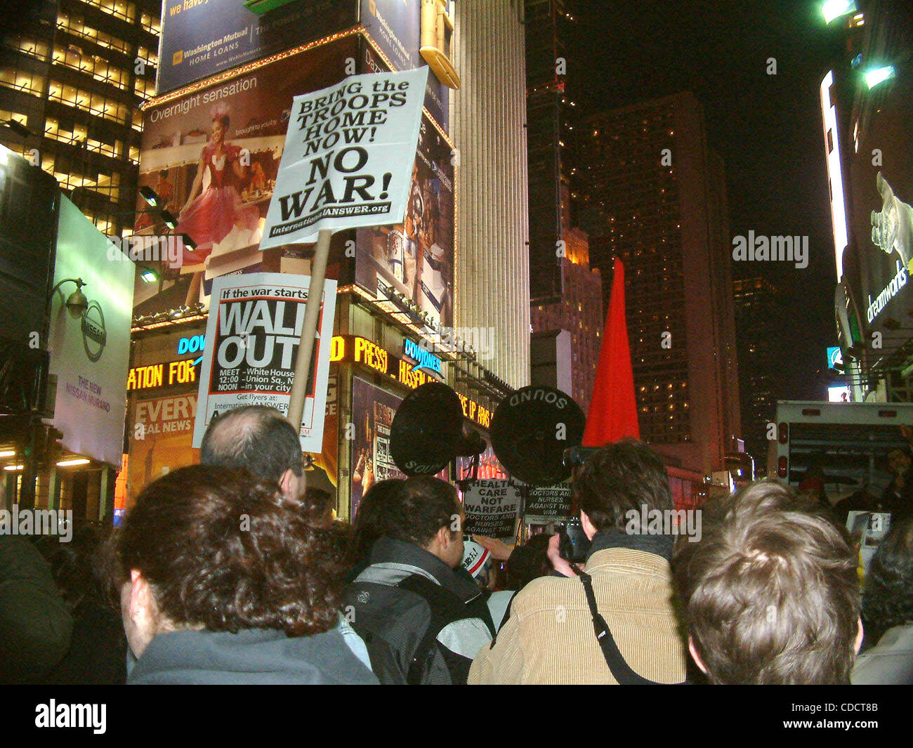 K29677ML .WAR PROTEST AT TIME SQUARE IN NEW YORK New York.3/19/2003 ...